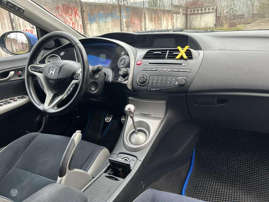 Blue Honda Civic 2006 in Vilnius, with an engine capacity of 2.20 L and mileage of 309 thousand km for 1200 €, photo 6 on AUTOMOTO.COM.LV