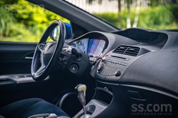 Blue Honda Civic 2007 in Riga, with an engine capacity of 1.80 L and mileage of 210 thousand km for 1290 €, photo 8 on AUTOMOTO.COM.LV