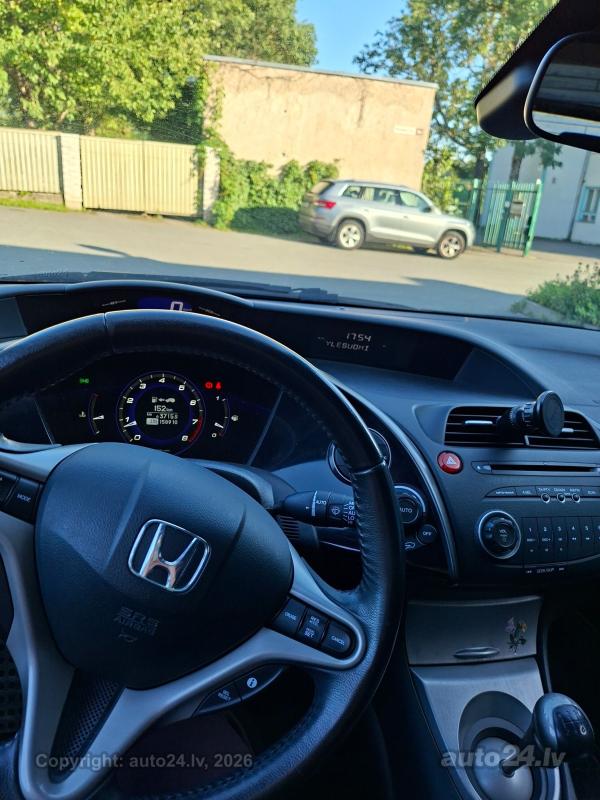 Honda Civic 2007 Tallina vietnē Zils Honda Civic 2007 Tallina, ar dzinēja tilpumu 1.80 L un nobraukumu 159 tūkst. km par 1100 €, foto 4 vietnē AUTOMOTO.COM.LV
