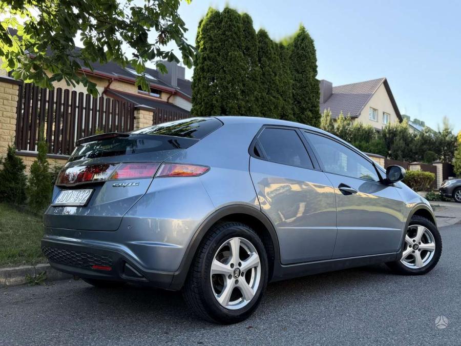 Blue Honda Civic 2011 in Vilnius, with an engine capacity of 1.80 L and mileage of 215 thousand km for 3450 €, photo 16 on AUTOMOTO.COM.LV