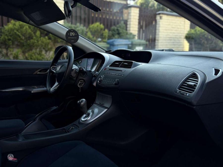 Blue Honda Civic 2011 in Vilnius, with an engine capacity of 1.80 L and mileage of 215 thousand km for 3450 €, photo 32 on AUTOMOTO.COM.LV