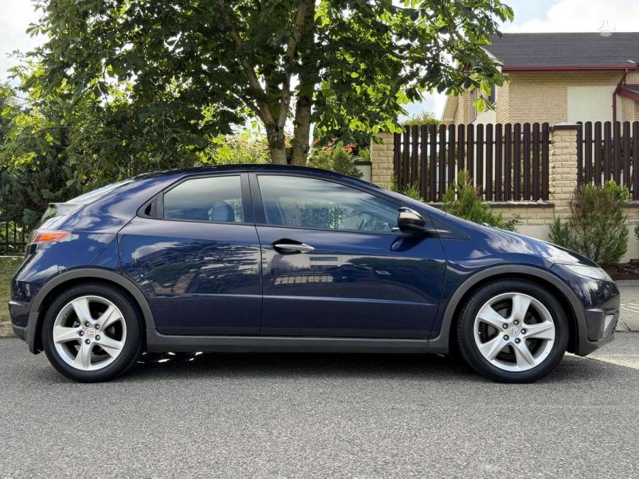 Blue Honda Civic 2011 in Vilnius, with an engine capacity of 1.80 L and mileage of 225 thousand km for 2850 €, photo 7 on AUTOMOTO.COM.LV