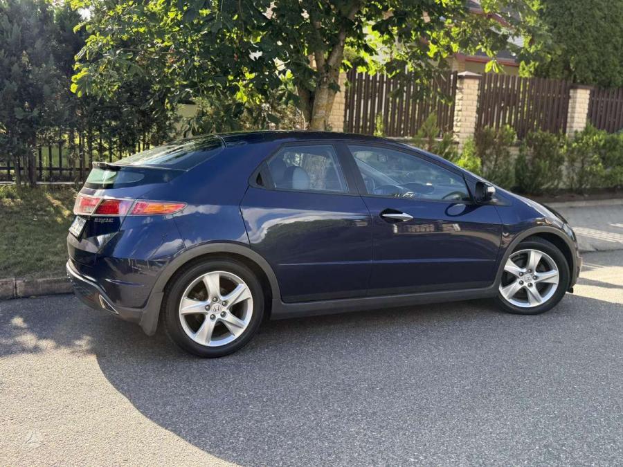 Blue Honda Civic 2011 in Vilnius, with an engine capacity of 1.80 L and mileage of 225 thousand km for 2850 €, photo 10 on AUTOMOTO.COM.LV