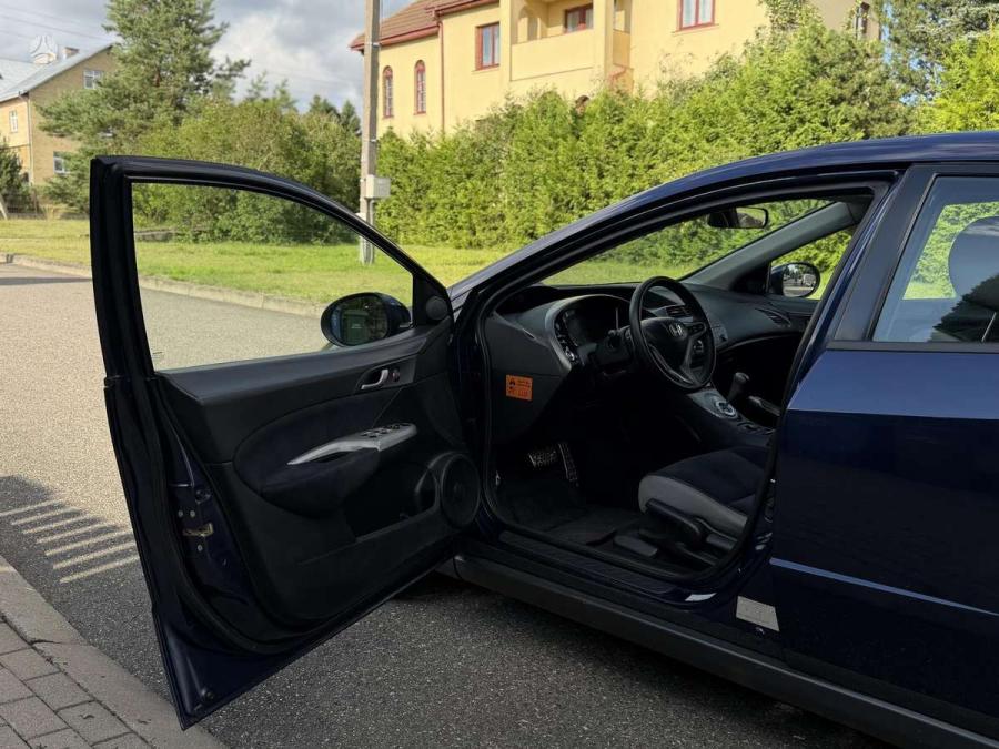 Blue Honda Civic 2011 in Vilnius, with an engine capacity of 1.80 L and mileage of 225 thousand km for 2850 €, photo 22 on AUTOMOTO.COM.LV