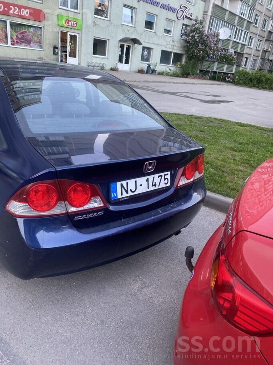 Blue Honda Civic 2006 in Riga, with an engine capacity of 1.80 L and mileage of 390 thousand km for 1750 €, photo 4 on AUTOMOTO.COM.LV
