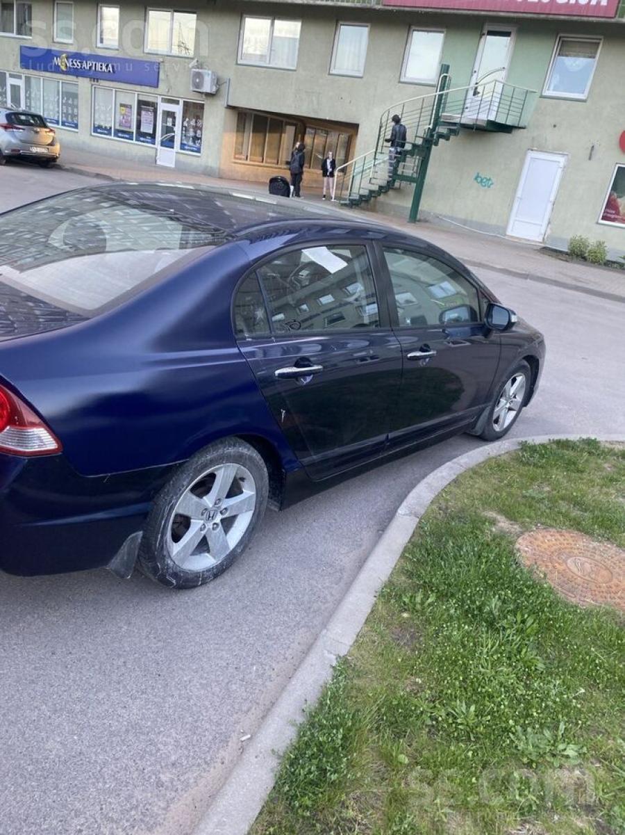 Blue Honda Civic 2006 in Riga, with an engine capacity of 1.80 L and mileage of 390 thousand km for 1750 €, photo 5 on AUTOMOTO.COM.LV