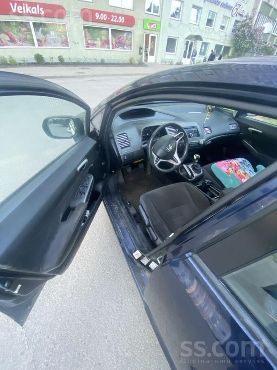 Blue Honda Civic 2006 in Riga, with an engine capacity of 1.80 L and mileage of 390 thousand km for 1750 €, photo 8 on AUTOMOTO.COM.LV