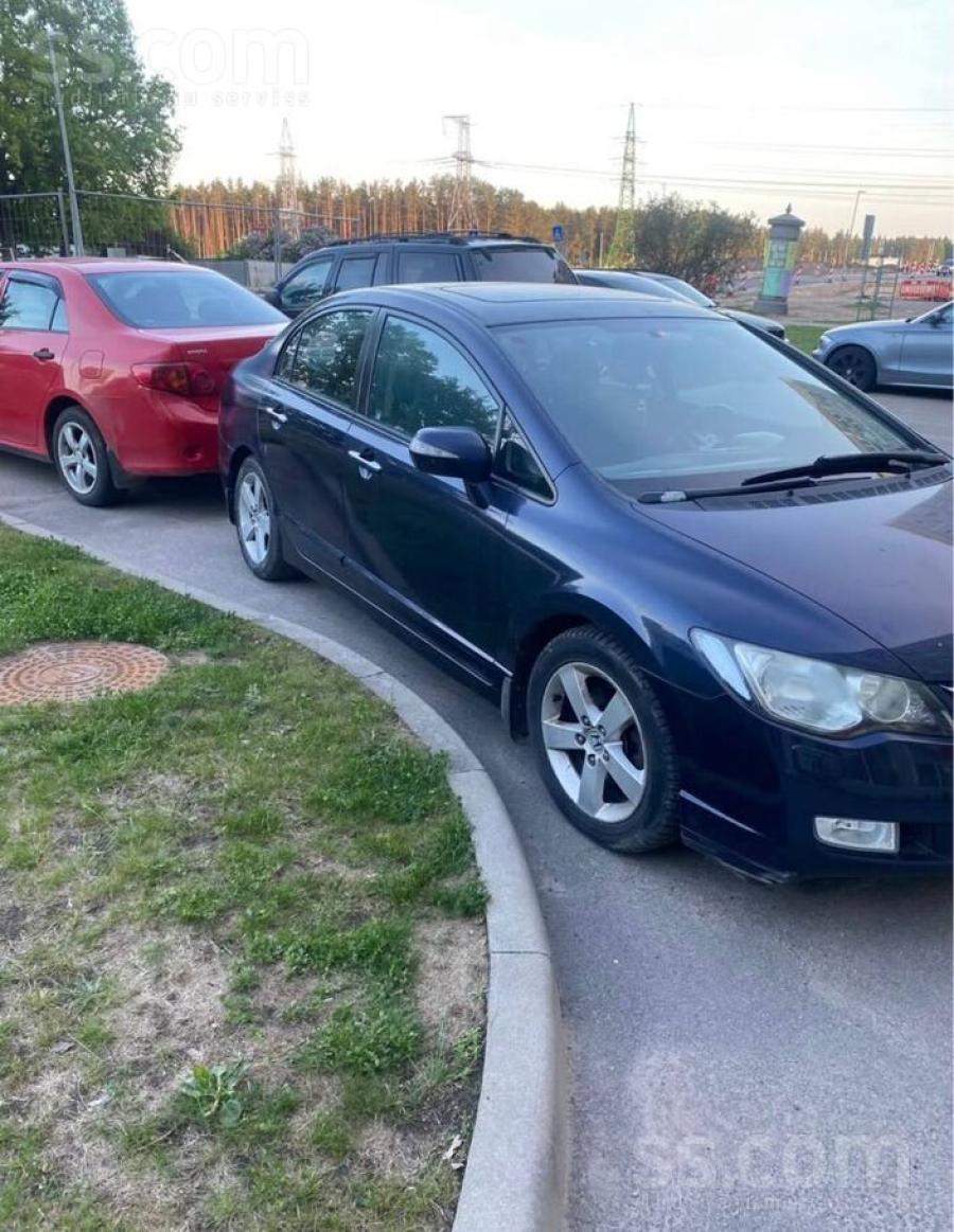 Blue Honda Civic 2006 in Riga, with an engine capacity of 1.80 L and mileage of 253 thousand km for 1550 €, photo 3 on AUTOMOTO.COM.LV