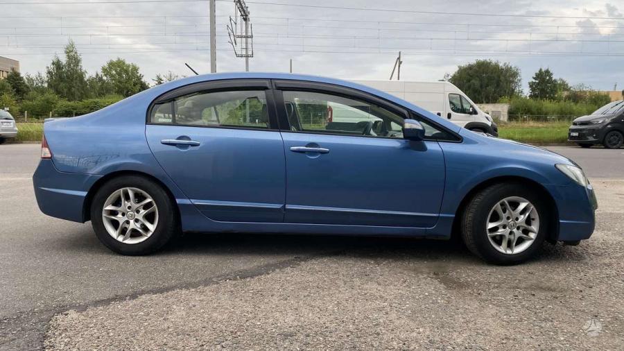 Blue Honda Civic 2006 in Vilnius, with an engine capacity of 1.30 L and mileage of 330 thousand km for 2900 €, photo 6 on AUTOMOTO.COM.LV