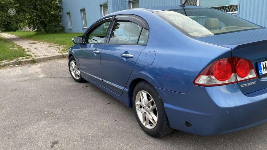 Blue Honda Civic 2006 in Vilnius, with an engine capacity of 1.30 L and mileage of 330 thousand km for 2900 €, photo 7 on AUTOMOTO.COM.LV