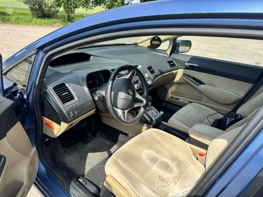 Blue Honda Civic 2007 in Panevezys, with an engine capacity of 1.80 L and mileage of 277 thousand km for 1000 €, photo 6 on AUTOMOTO.COM.LV