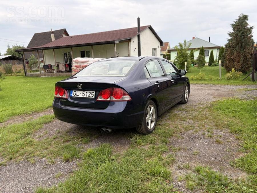 Blue Honda Civic 2007 in Riga, with an engine capacity of 1.80 L and mileage of 341 thousand km for 1800 €, photo 3 on AUTOMOTO.COM.LV