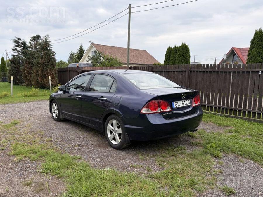 Blue Honda Civic 2007 in Riga, with an engine capacity of 1.80 L and mileage of 341 thousand km for 1800 €, photo 5 on AUTOMOTO.COM.LV