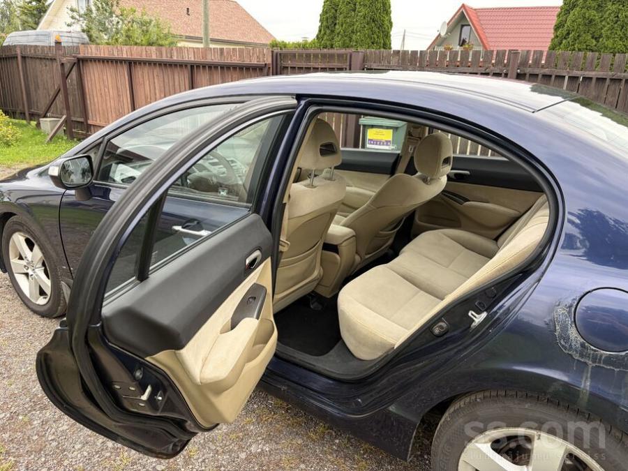 Blue Honda Civic 2007 in Riga, with an engine capacity of 1.80 L and mileage of 341 thousand km for 1800 €, photo 6 on AUTOMOTO.COM.LV