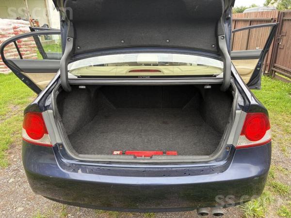 Blue Honda Civic 2007 in Riga, with an engine capacity of 1.80 L and mileage of 341 thousand km for 1800 €, photo 8 on AUTOMOTO.COM.LV