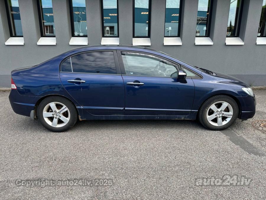 Zils Honda Civic 2007 Tallina, ar dzinēja tilpumu 1.80 L un nobraukumu 186 tūkst. km par 699 €, foto 5 vietnē AUTOMOTO.COM.LV