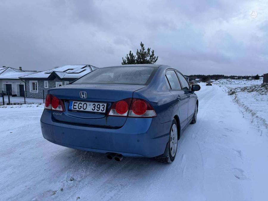 Blue Honda Civic 2009 in Vilnius, with an engine capacity of 1.80 L and mileage of 290 thousand km for 1750 €, photo 2 on AUTOMOTO.COM.LV