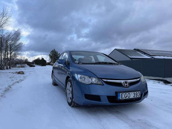 Blue Honda Civic 2009 in Vilnius, with an engine capacity of 1.80 L and mileage of 290 thousand km for 1750 €, photo 3 on AUTOMOTO.COM.LV