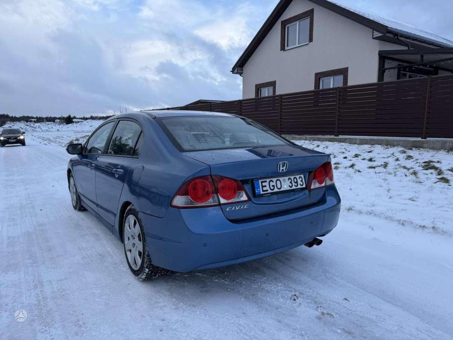 Blue Honda Civic 2009 in Vilnius, with an engine capacity of 1.80 L and mileage of 290 thousand km for 1750 €, photo 4 on AUTOMOTO.COM.LV