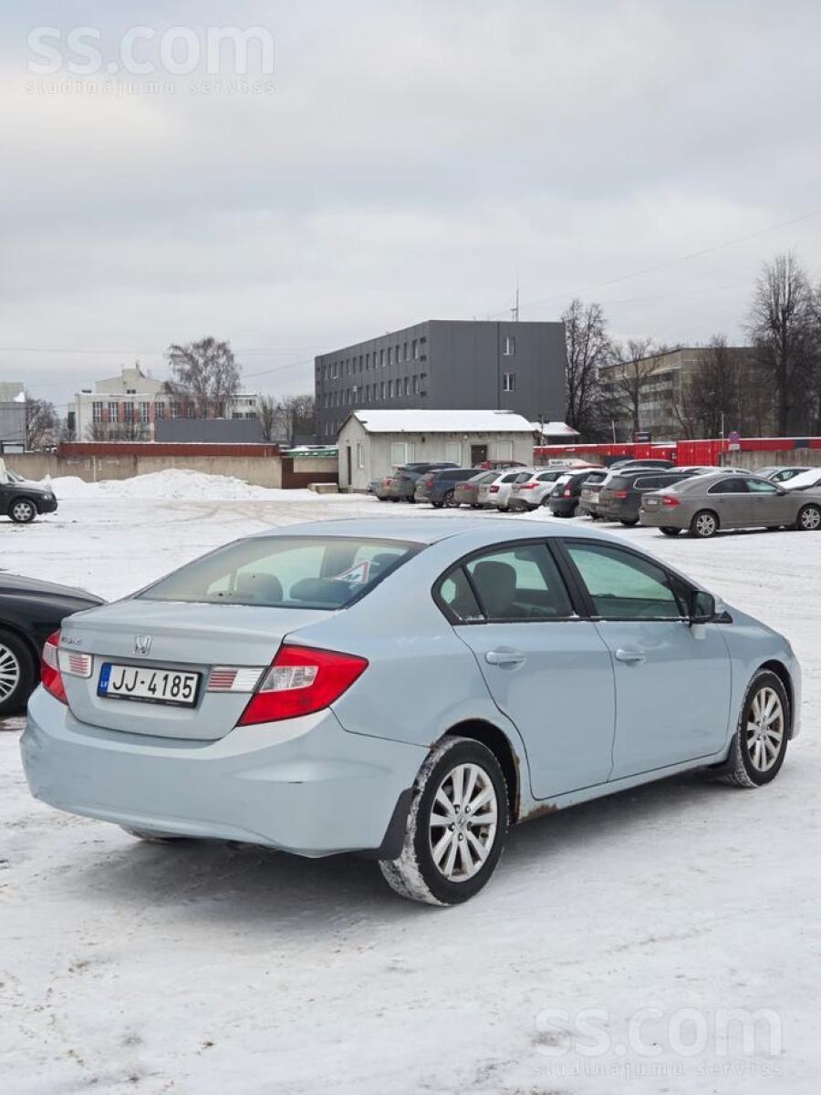 Blue Honda Civic 2013 in Riga, with an engine capacity of 1.80 L and mileage of 130 thousand km for 4300 €, photo 3 on AUTOMOTO.COM.LV