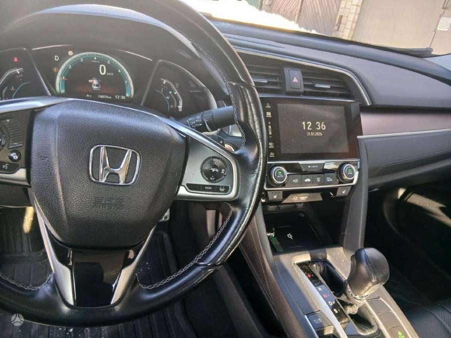 Blue Honda Civic 2018 in Anyksciai, with an engine capacity of 1.50 L and mileage of 109 thousand km for 16990 €, photo 3 on AUTOMOTO.COM.LV