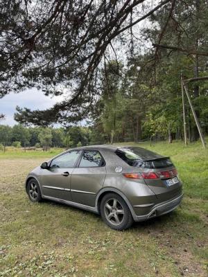 Brown Honda Civic 2006 in Vilnius, with an engine capacity of 1.80 L and mileage of 260 thousand km for 3000 €, photo 4 on AUTOMOTO.COM.LV