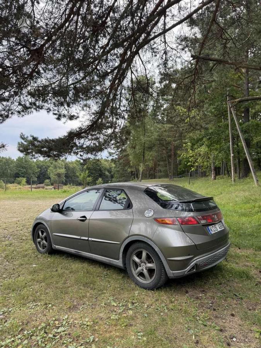 Brown Honda Civic 2006 in Vilnius, with an engine capacity of 1.80 L and mileage of 260 thousand km for 3000 €, photo 4 on AUTOMOTO.COM.LV
