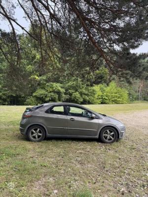 Brown Honda Civic 2006 in Vilnius, with an engine capacity of 1.80 L and mileage of 260 thousand km for 3000 €, photo 8 on AUTOMOTO.COM.LV