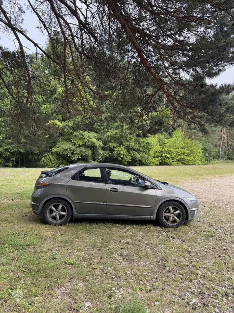 Brown Honda Civic 2006 in Vilnius, with an engine capacity of 1.80 L and mileage of 260 thousand km for 3000 €, photo 8 on AUTOMOTO.COM.LV