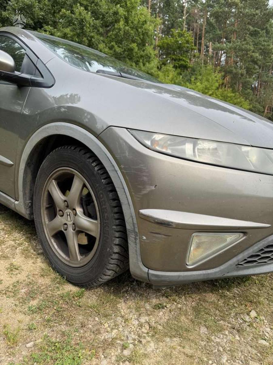 Brown Honda Civic 2006 in Vilnius, with an engine capacity of 1.80 L and mileage of 260 thousand km for 3000 €, photo 14 on AUTOMOTO.COM.LV