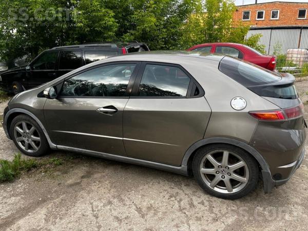 Brown Honda Civic 2007 in Riga, with an engine capacity of 1.80 L and mileage of 329 thousand km for 2100 €, photo 2 on AUTOMOTO.COM.LV