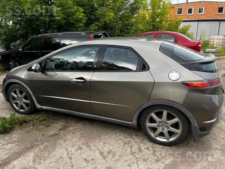 Brown Honda Civic 2007 in Riga, with an engine capacity of 1.80 L and mileage of 329 thousand km for 2100 €, photo 2 on AUTOMOTO.COM.LV