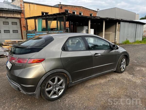 Brown Honda Civic 2007 in Riga, with an engine capacity of 1.80 L and mileage of 329 thousand km for 2100 €, photo 3 on AUTOMOTO.COM.LV