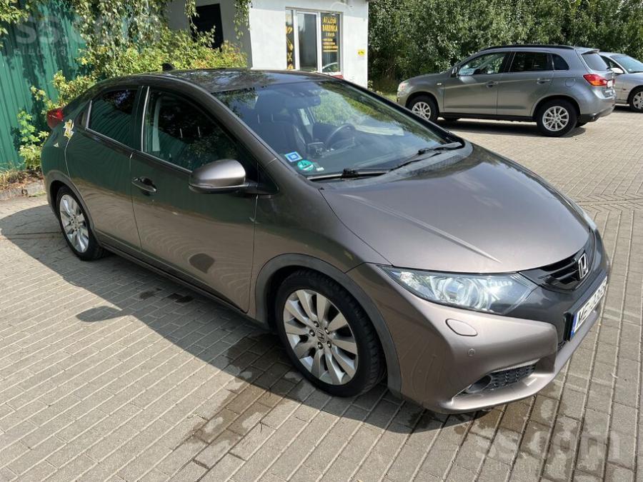 Brown Honda Civic 2013 in Riga, with an engine capacity of 1.60 L and mileage of 218 thousand km for 1100 €, photo 2 on AUTOMOTO.COM.LV