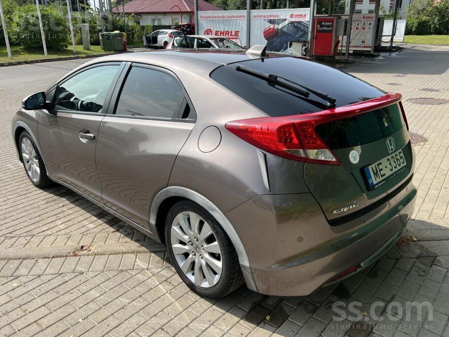 Brown Honda Civic 2013 in Riga, with an engine capacity of 1.60 L and mileage of 218 thousand km for 1100 €, photo 4 on AUTOMOTO.COM.LV