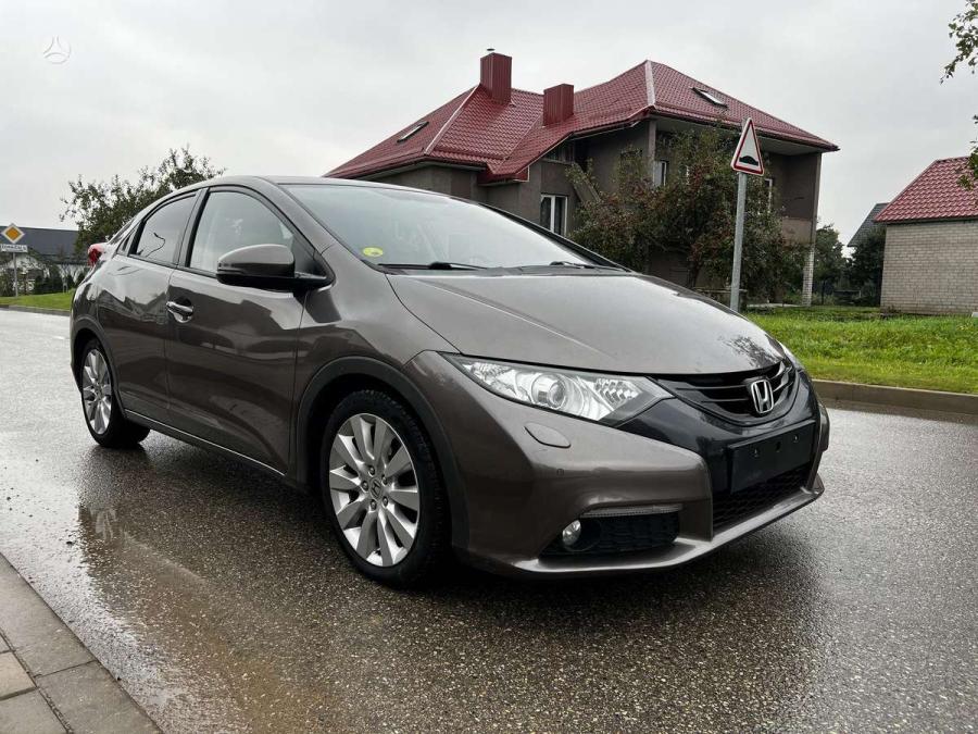 Brown Honda Civic 2013 in Ukmerge, with an engine capacity of 1.60 L and mileage of 228 thousand km for 4250 €, photo 5 on AUTOMOTO.COM.LV