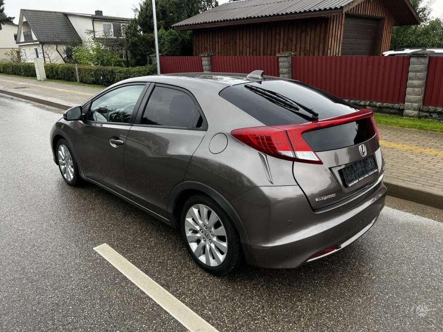 Brown Honda Civic 2013 in Ukmerge, with an engine capacity of 1.60 L and mileage of 228 thousand km for 4250 €, photo 7 on AUTOMOTO.COM.LV