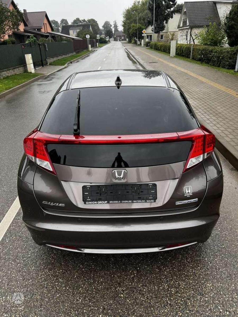 Brown Honda Civic 2013 in Ukmerge, with an engine capacity of 1.60 L and mileage of 228 thousand km for 4250 €, photo 12 on AUTOMOTO.COM.LV