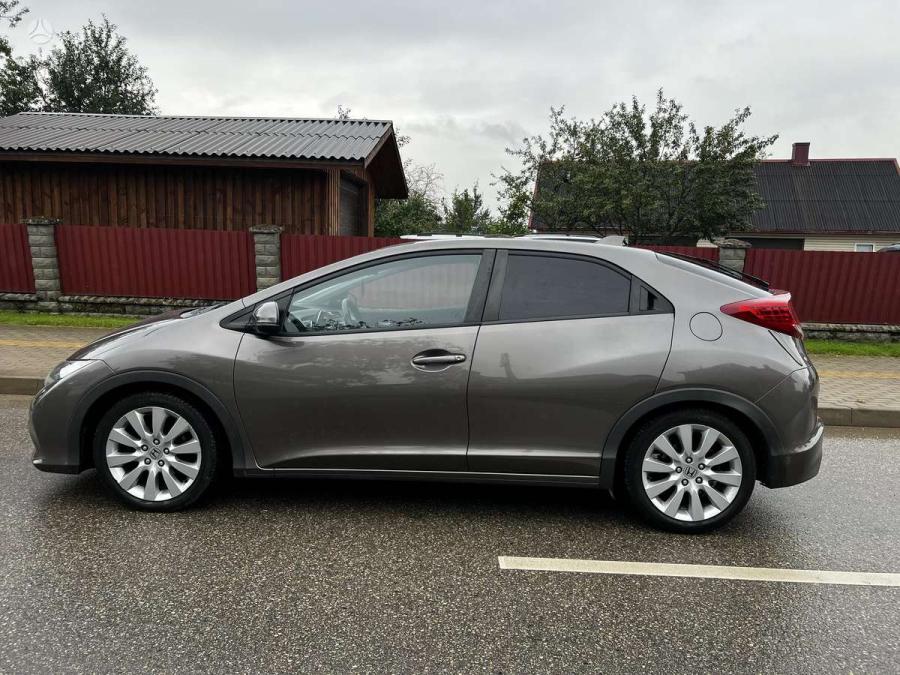 Brown Honda Civic 2013 in Ukmerge, with an engine capacity of 1.60 L and mileage of 228 thousand km for 4250 €, photo 14 on AUTOMOTO.COM.LV
