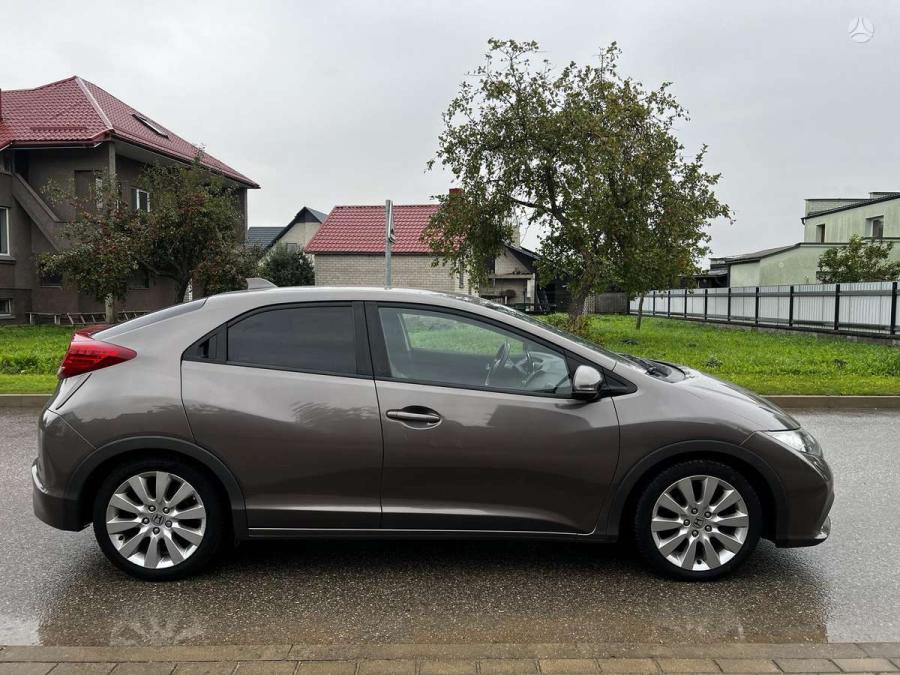 Brown Honda Civic 2013 in Ukmerge, with an engine capacity of 1.60 L and mileage of 228 thousand km for 4250 €, photo 15 on AUTOMOTO.COM.LV