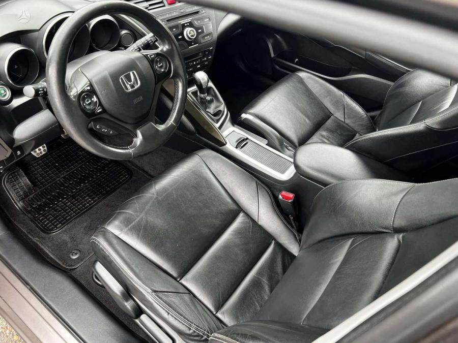 Brown Honda Civic 2013 in Ukmerge, with an engine capacity of 1.60 L and mileage of 228 thousand km for 4250 €, photo 21 on AUTOMOTO.COM.LV
