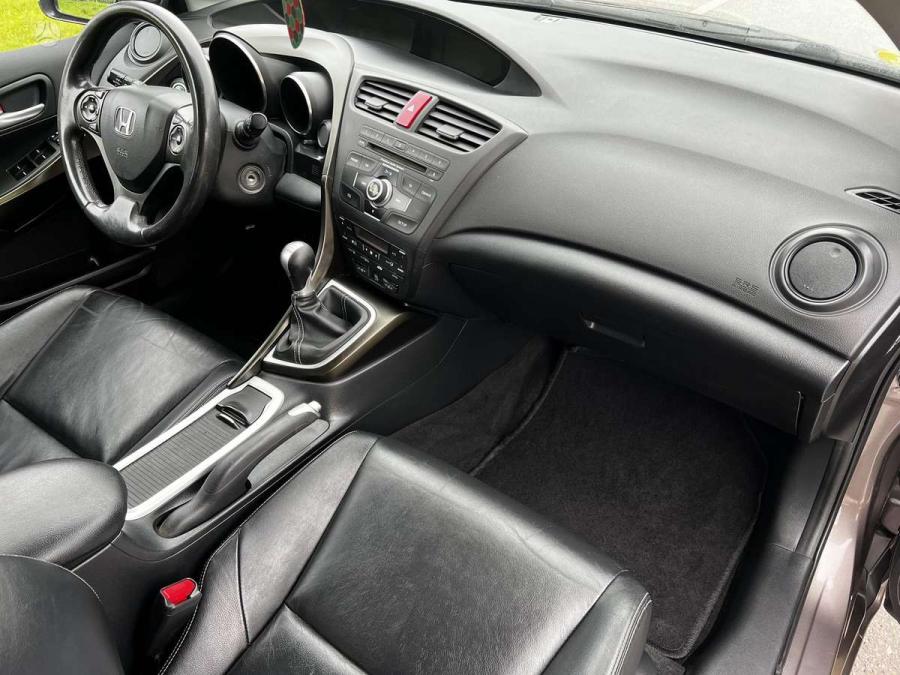 Brown Honda Civic 2013 in Ukmerge, with an engine capacity of 1.60 L and mileage of 228 thousand km for 4250 €, photo 22 on AUTOMOTO.COM.LV