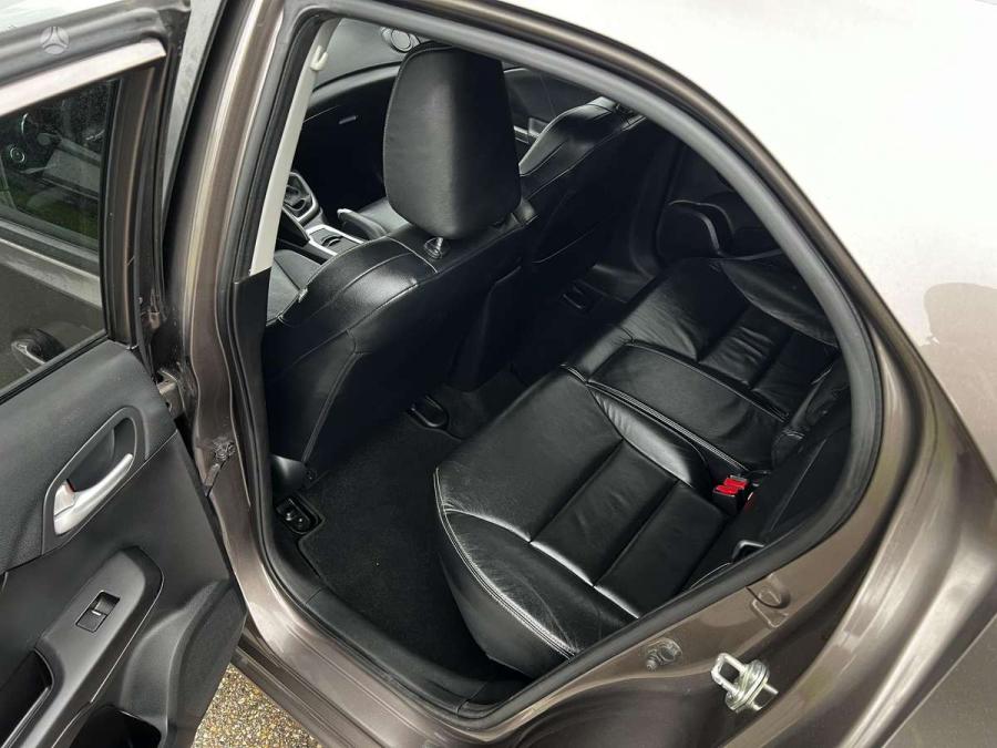 Brown Honda Civic 2013 in Ukmerge, with an engine capacity of 1.60 L and mileage of 228 thousand km for 4250 €, photo 24 on AUTOMOTO.COM.LV