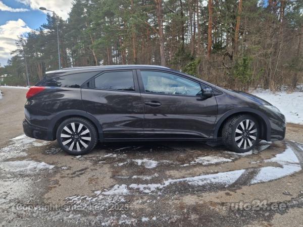 Brown Honda Civic 2016 in Tallinn, with an engine capacity of 1.80 L and mileage of 124 thousand km for 12900 €, photo 4 on AUTOMOTO.COM.LV