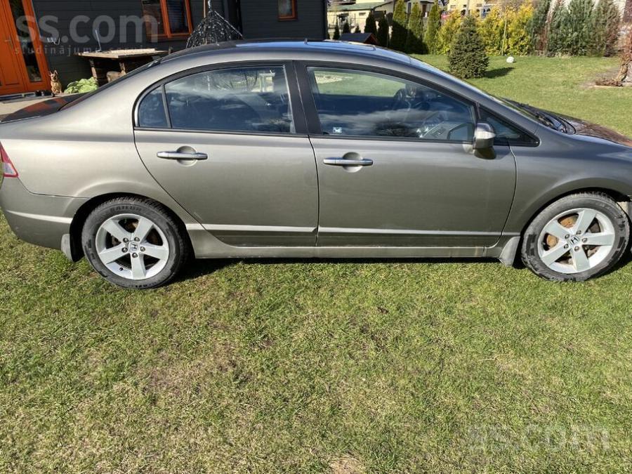 Brown Honda Civic 2007 in Riga, with an engine capacity of 1.80 L and mileage of 211 thousand km for 1250 €, photo 4 on AUTOMOTO.COM.LV