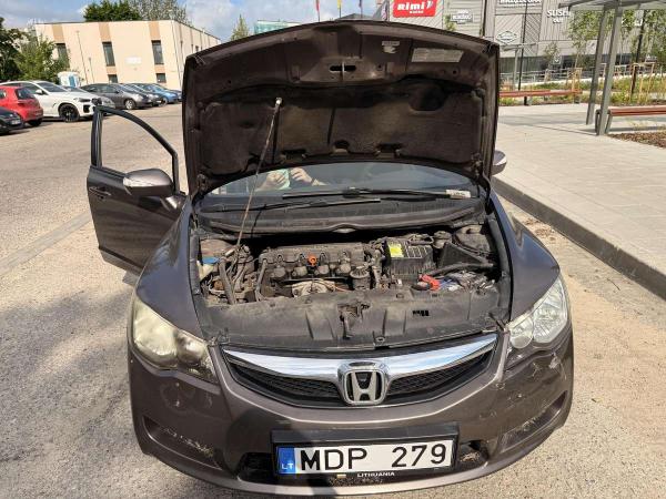 Brown Honda Civic 2010 in Vilnius, with an engine capacity of 1.80 L and mileage of 291 thousand km for 1499 €, photo 1 on AUTOMOTO.COM.LV