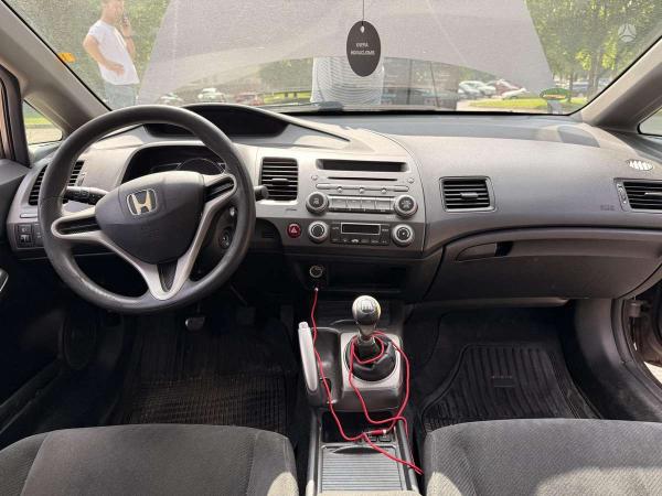 Brown Honda Civic 2010 in Vilnius, with an engine capacity of 1.80 L and mileage of 291 thousand km for 1499 €, photo 2 on AUTOMOTO.COM.LV