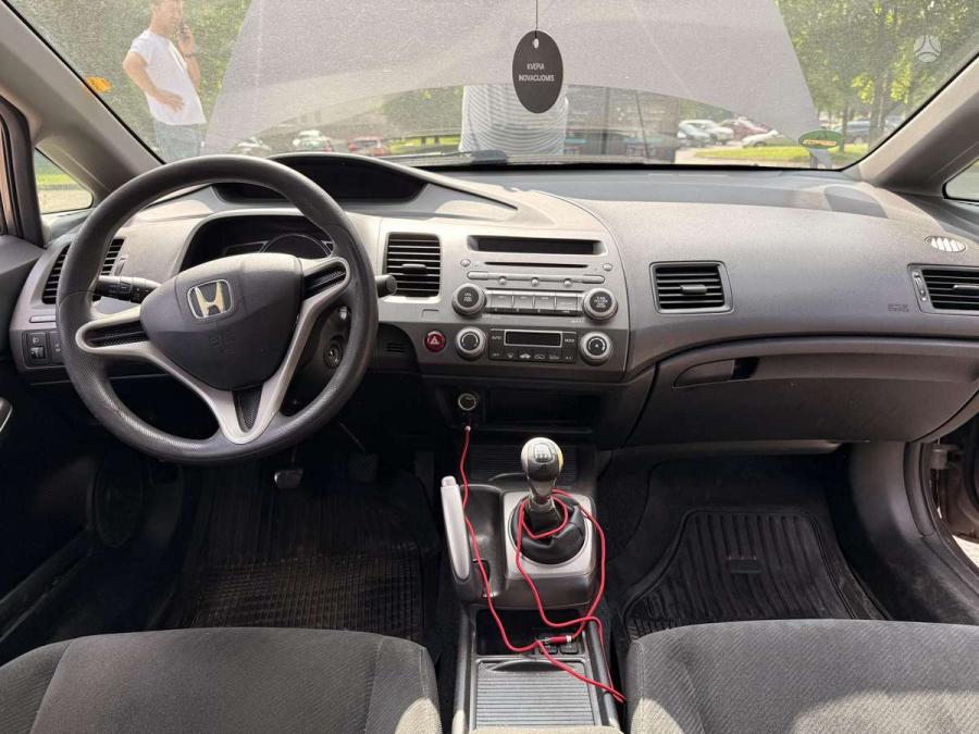 Brown Honda Civic 2010 in Vilnius, with an engine capacity of 1.80 L and mileage of 291 thousand km for 1499 €, photo 3 on AUTOMOTO.COM.LV