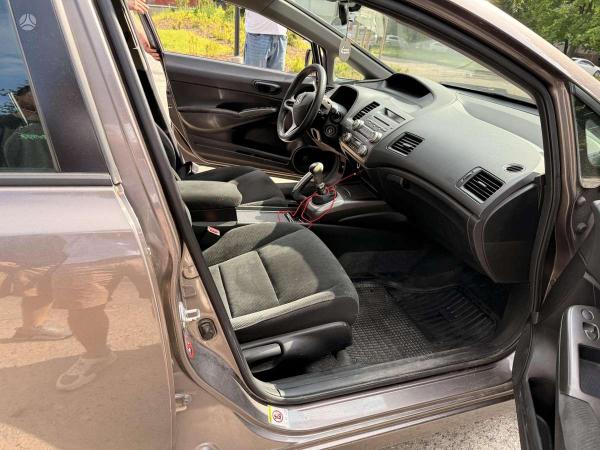 Brown Honda Civic 2010 in Vilnius, with an engine capacity of 1.80 L and mileage of 291 thousand km for 1499 €, photo 3 on AUTOMOTO.COM.LV
