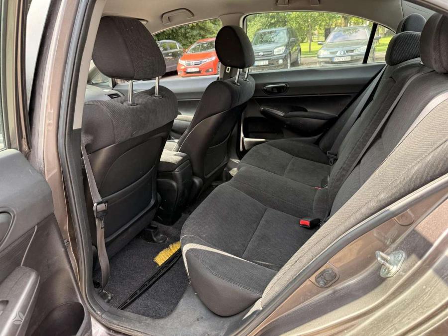 Brown Honda Civic 2010 in Vilnius, with an engine capacity of 1.80 L and mileage of 291 thousand km for 1499 €, photo 5 on AUTOMOTO.COM.LV